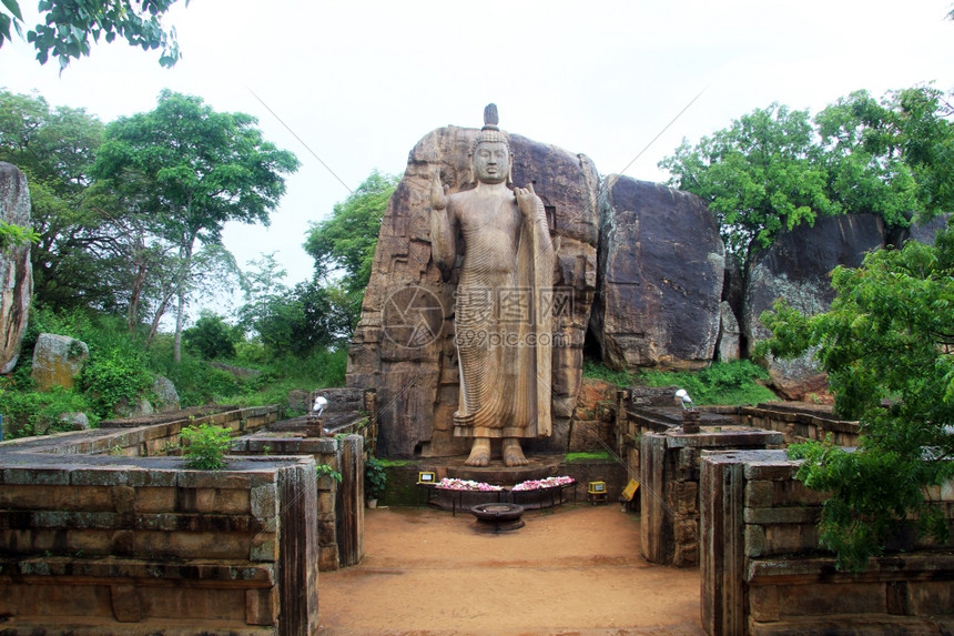 站立在斯里兰卡神庙的废墟上高清图片下载-正版图片306996777-摄图网