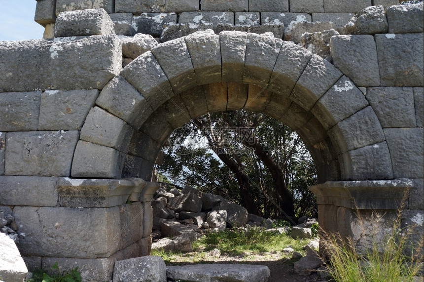 土耳其古老城镇Pednelissus南门的废墟高清图片下载-正版图片306997497-摄图网
