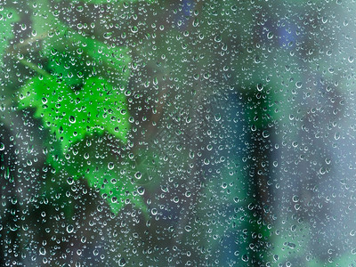 绿色背景夜雨时窗玻璃上的滴高清图片下载-正版图片307015856-摄图网