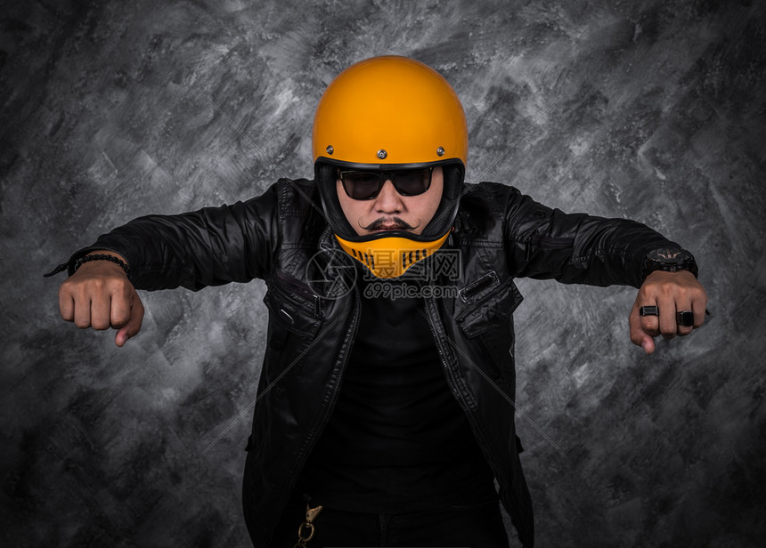 摩托车头盔和黑皮夹克机车男肖像高清图片下载-正版图片307068047-摄图网