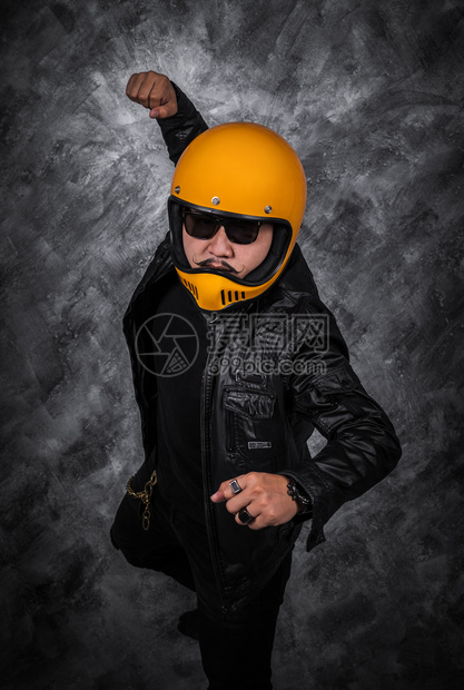 摩托车头盔和黑皮夹克机车男肖像高清图片下载-正版图片307068050-摄图网
