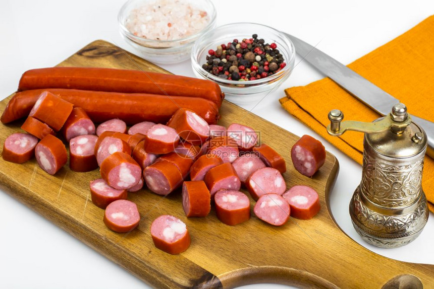 烟熏香肠在木材上高清图片下载-正版图片307171639-摄图网