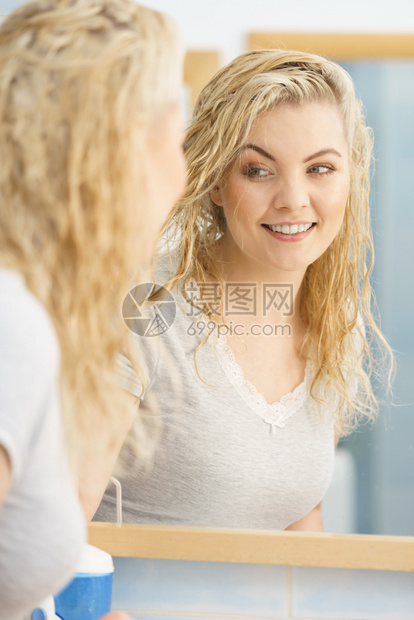 一个金发湿漉漉的快乐女人积极干净的女洗澡后感觉干净和放松金发湿漉漉的女人高清图片下载 正版图片307187710 摄图网