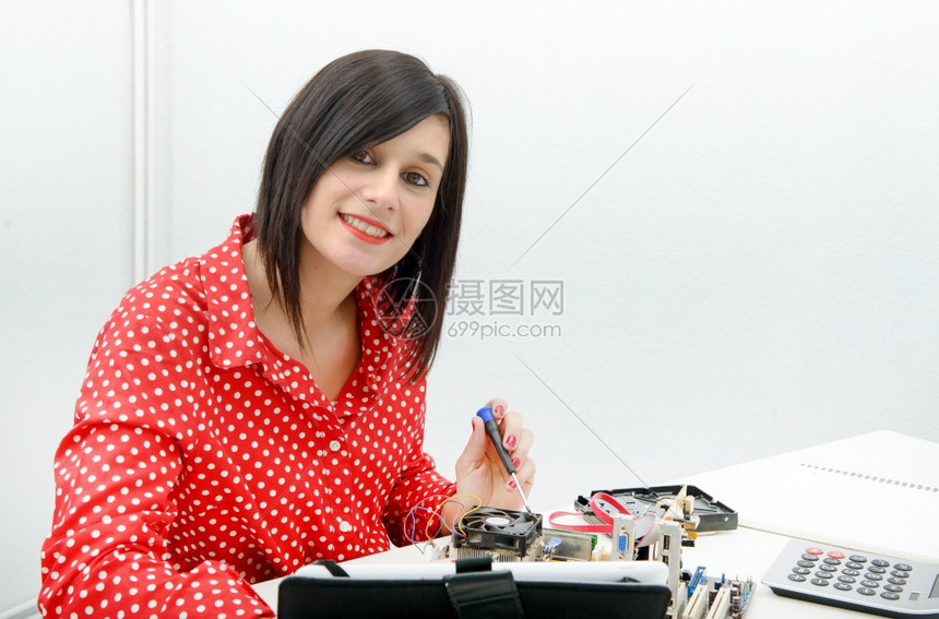 年轻笑着的黑发女人修理电脑的技术师高清图片下载-正版图片307219235-摄图网