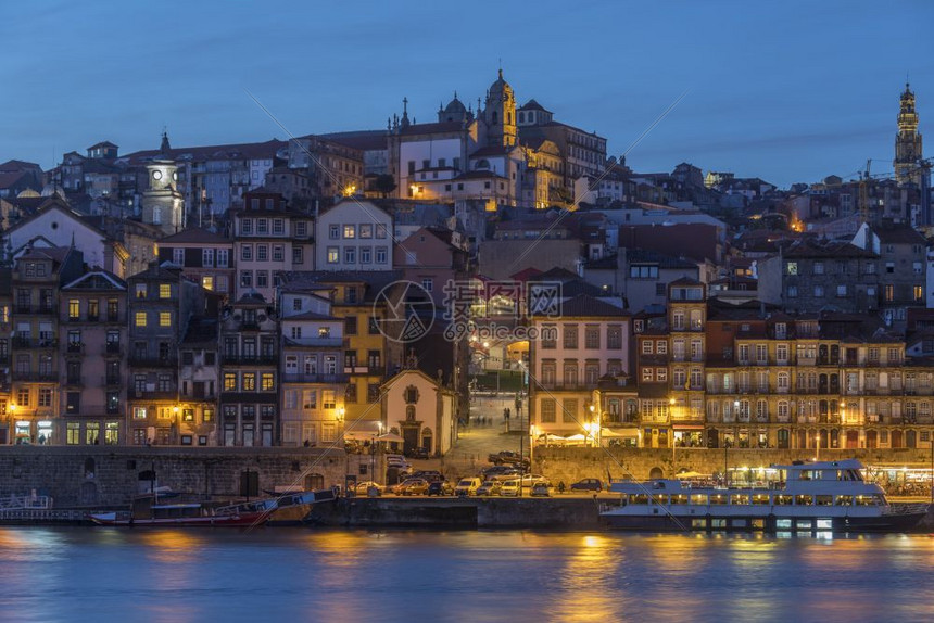 欧洲旅行在葡萄牙波多尔图托市里贝拉海滨上空的黄昏超过高清图片下载-正版图片307509365-摄图网
