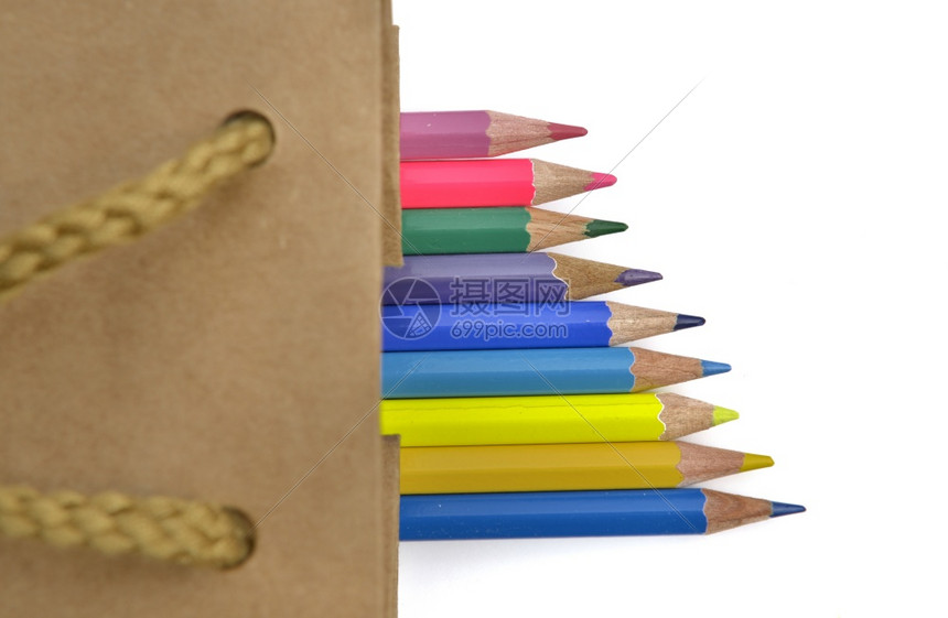 画丰富多彩的白色背景纸袋中的彩色铅笔包高清图片下载-正版图片307517281-摄图网