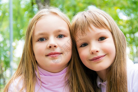 户外二个可爱的女孩高清图片下载-正版图片307520562-摄图网