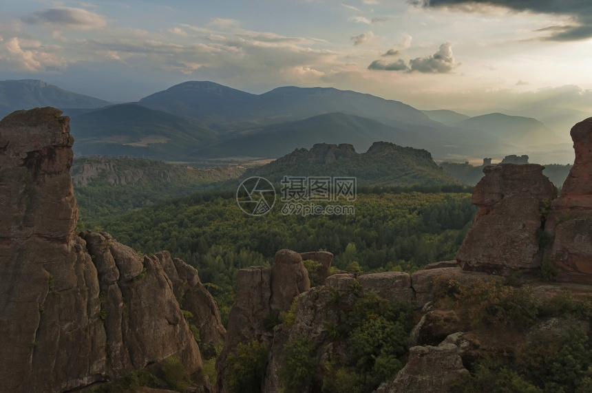 森林里突兀的石头山高清图片下载-正版图片307524272-摄图网