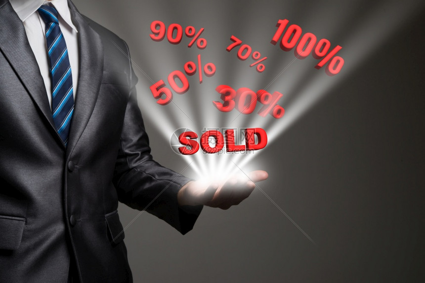 信息商业现代的手持SOLD文本的商人图片素材-正版创意图片307533728-摄图网
