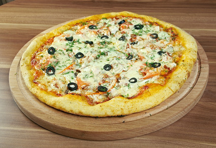 番茄意大利语含有蘑菇橄榄腊肠和胡椒的切片比萨饼豪达高清图片下载-正版图片307728570-摄图网