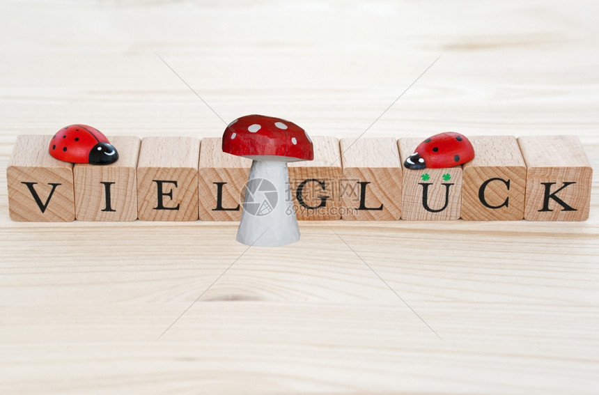 德语祝好运VielGlueck和木头的幸运符魅力一种卡片图片素材-正版创意图片307577242-摄图网