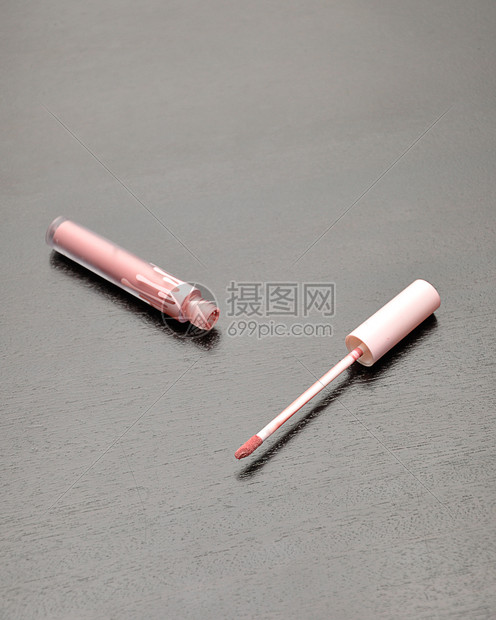 木制的嘴戳一个唇膏容器和刷在木背景上高清图片下载-正版图片307601005-摄图网