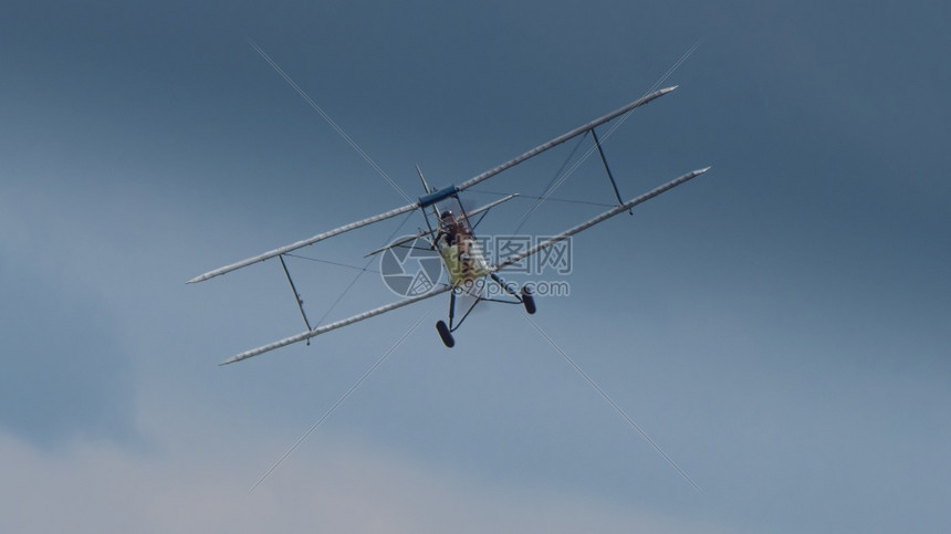 一架古老的经典Bioplane飞机在行时头朝前看航空技术高清图片下载-正版图片307602548-摄图网