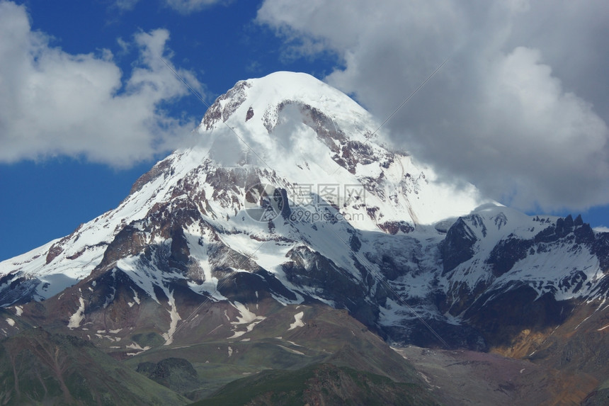 目的地旅游兹敏达卡别克山Stepantsminda格鲁吉亚欧洲高清图片下载-正版图片307607528-摄图网