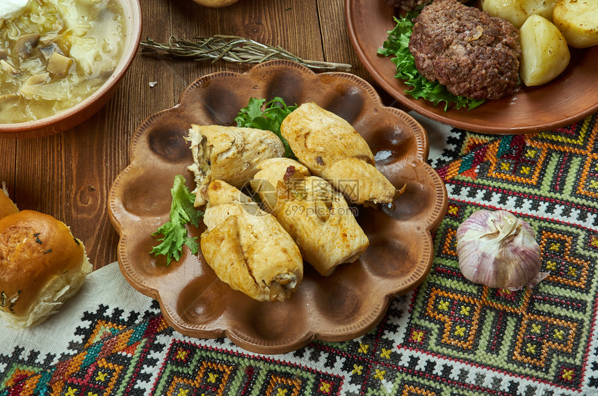 面包烘烤的一顿饭Kruchenyky带蔬菜填料的肉卷乌克兰烹饪传统各种菜盘TopView高清图片下载-正版图片307641828-摄图网