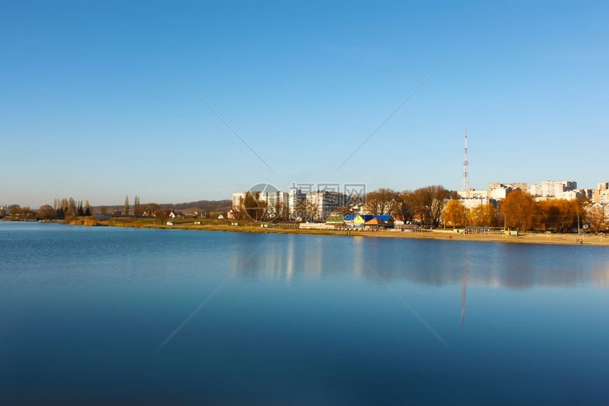乌克兰Khmelnytsky水库岸上的城市涟漪房屋距离高清图片下载-正版图片307682491-摄图网