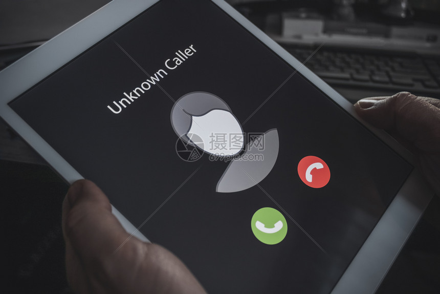 一种未知的来电者A男人手里握着一块平板牌想结束这个在晚上Incognito或匿名的号码不明电话打来夜晚称呼高清图片下载-正版图片 ...