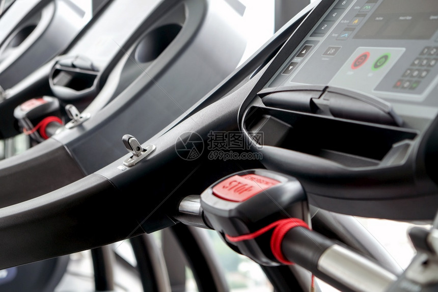 竞技健身房背景的TreadMill机详细图像积极的有氧运动高清图片下载-正版图片307725968-摄图网