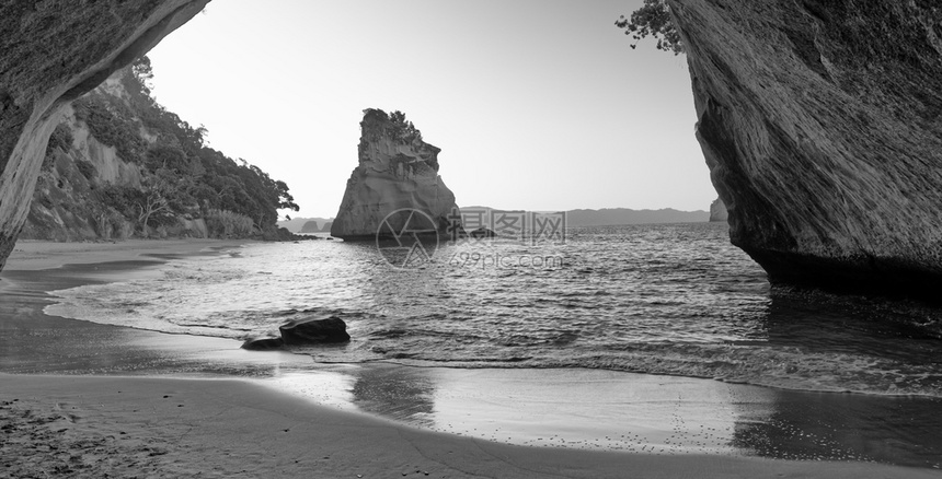 自然旅游户外在新西兰科罗曼德尔海滩上由拱门塑造的大教堂湾高清图片下载-正版图片307735896-摄图网