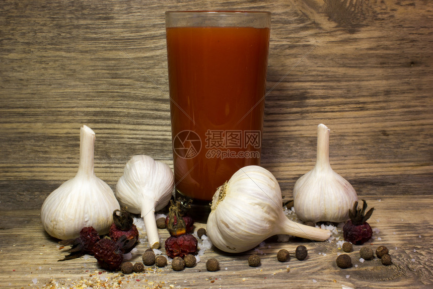 一杯番茄汁加大蒜和木本底香料液体制的自然高清图片下载-正版图片307773928-摄图网