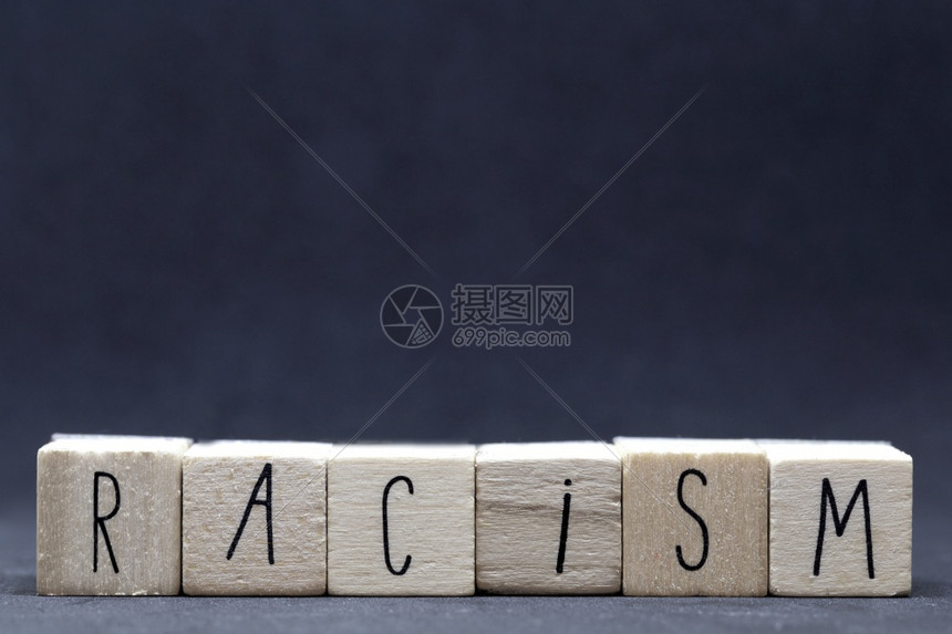 男人在黑暗背景上带有种族主义黑人生命物质概念的Wooden立方体种族的尊重高清图片下载-正版图片307777188-摄图网