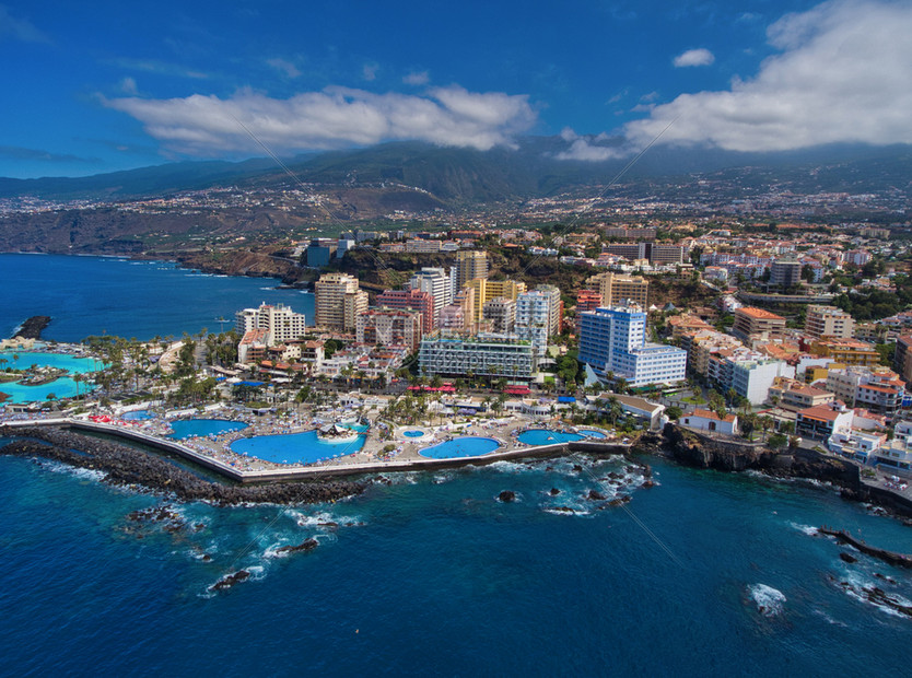 城市景观无人驾驶飞机对特内里费的德拉克鲁斯港海岸线进行空中观察美丽的高架高清图片下载-正版图片307802927-摄图网