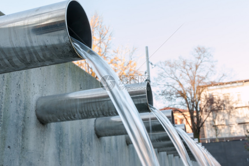 喷口从钢管流出的水浪费洪高清图片下载-正版图片307805691-摄图网