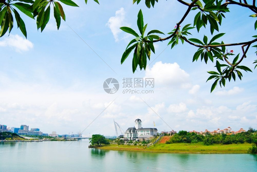 天际线马来西亚普特拉贾Putra湖附近的苏丹皇宫场景晴天高清图片下载-正版图片307856596-摄图网