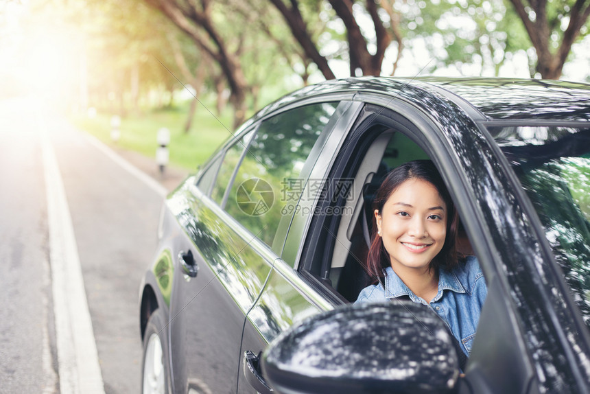 美丽的亚洲女在路上驾车旅行时微笑和愉快地开车畅驾驶男人高清图片下载 正版图片307885990 摄图网
