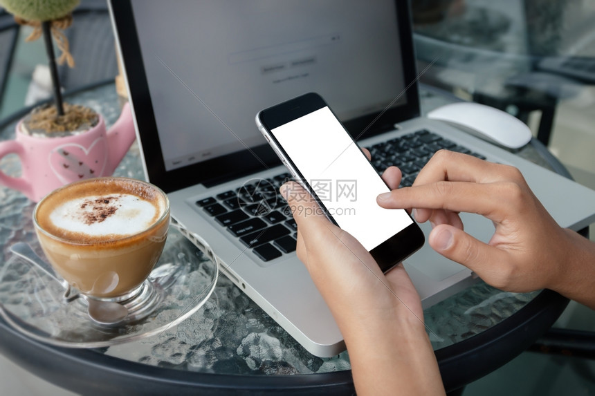 咖啡店用手机接通数字的工作场所最佳高清图片下载-正版图片307900902-摄图网