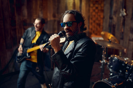 声音的男人野蛮艺术家在舞台摇滚乐队表演或车库重复出的音乐和歌曲演唱有乐器的人布鲁托音乐声的现场直播歌手音乐和舞台上的歌曲表演人们高清图片下载 ...