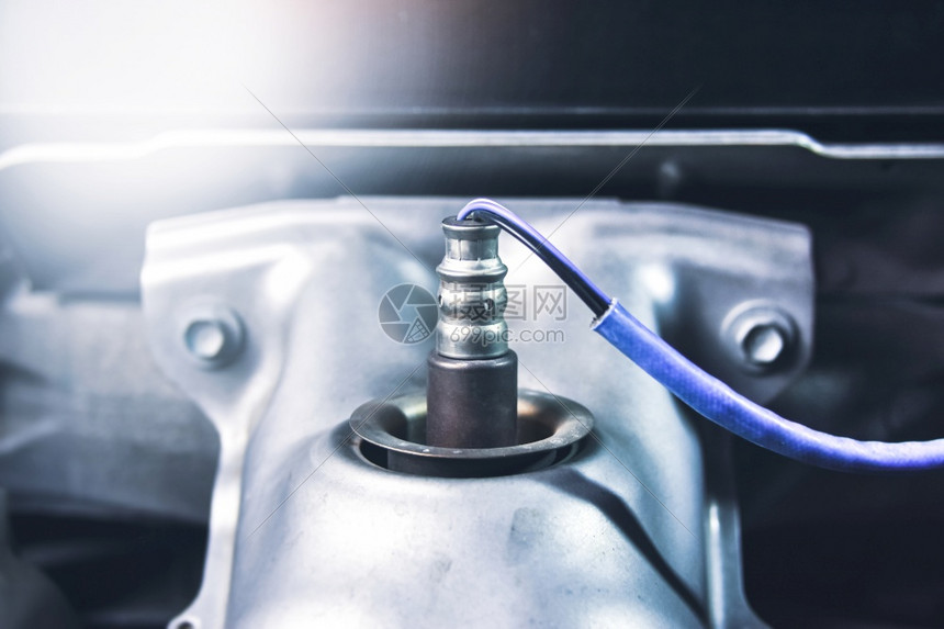 失败车头排气管上的氧传感器O2用于计算汽车发动机点火系统的混合情况空气检查高清图片下载-正版图片307934403-摄图网