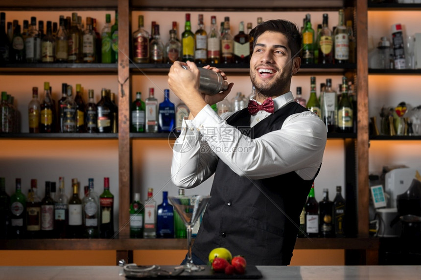 调酒师在鸡尾吧摇晃调器高品质照片调酒师在鸡尾吧摇晃调器精夜店水平的高清图片下载-正版图片307935470-摄图网