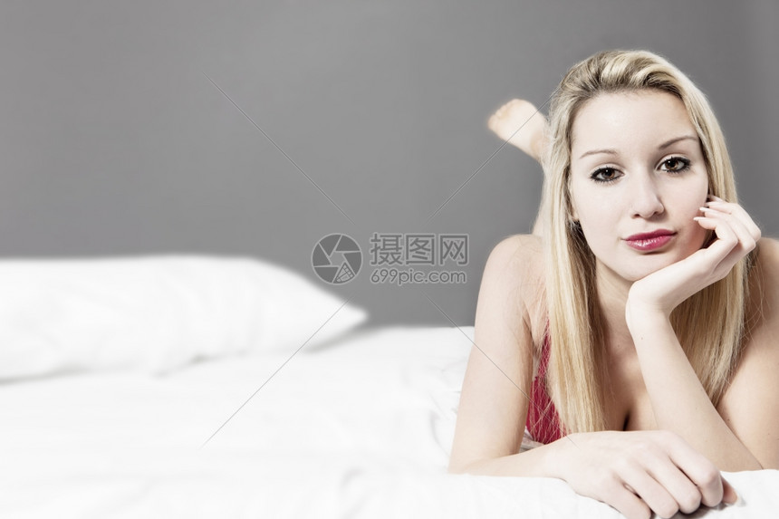 Caucasian金发女人的照片床上穿着红内衣的别致年轻的比基尼高清图片下载 正版图片307955187 摄图网