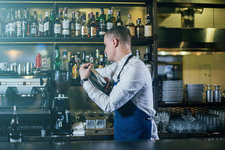 调酒师在鸡尾吧摇晃调器高品质照片调酒师在鸡尾吧摇晃调器精夜店水平的高清图片下载-正版图片307935470-摄图网