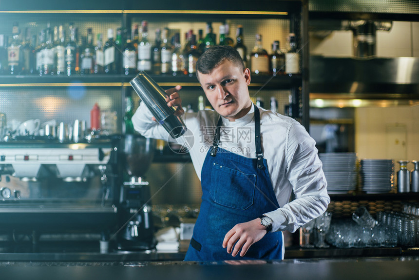 调酒师形象高清图片下载-正版图片307965230-摄图网