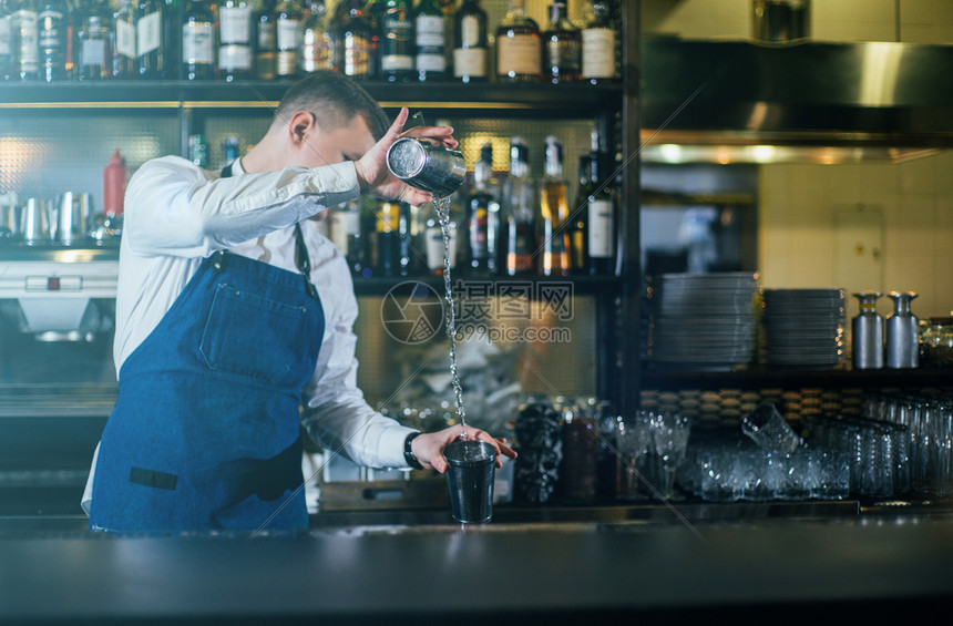 调酒师形象高清图片下载-正版图片307965233-摄图网