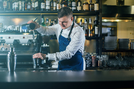调酒师在鸡尾吧摇晃调器高品质照片调酒师在鸡尾吧摇晃调器精夜店水平的高清图片下载-正版图片307935470-摄图网