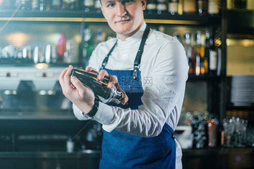 调酒师形象高清图片下载-正版图片307965235-摄图网