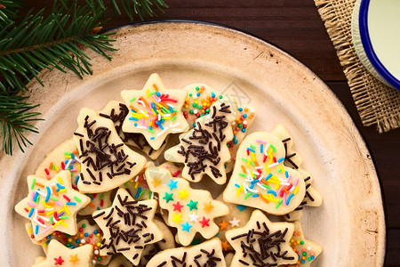 丰富多彩的玻璃罐中糖洒在玻璃罐中拍摄了选择焦点台头的照片重点放在罐中花彩的糖喷雾上甜点微小的高清图片下载-正版图片307581935-摄图网