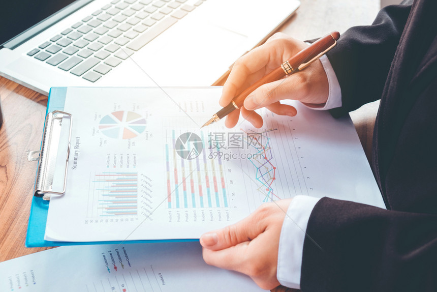 纸在商业文件上用笔写字成功账单高清图片下载-正版图片307981670-摄图网