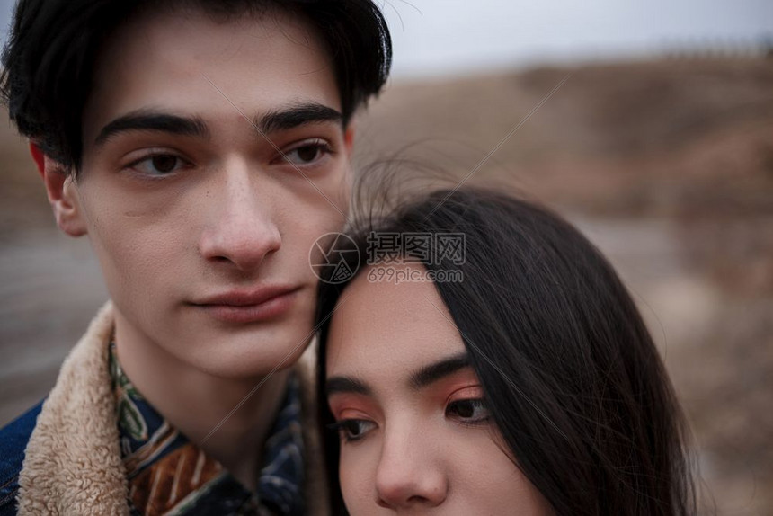 女士一个年轻黑发女孩和一个男人的戏剧肖像在阴云多的天气下女孩仰靠着男高原肩上有选择焦点小重领域优质的白种人高清图片下载 正版图片308033004 摄图网