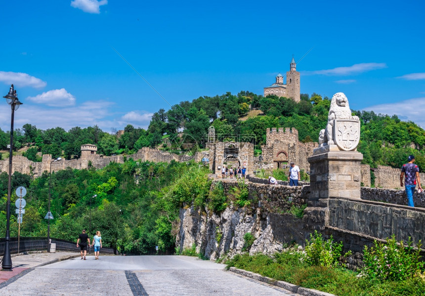 一种巴尔干保加利亚大特尔诺沃072519保加利亚大特尔诺沃Tsarevets堡垒的主入口在阳光明媚的夏日保加利亚VelikoTa高清图片下载 ...