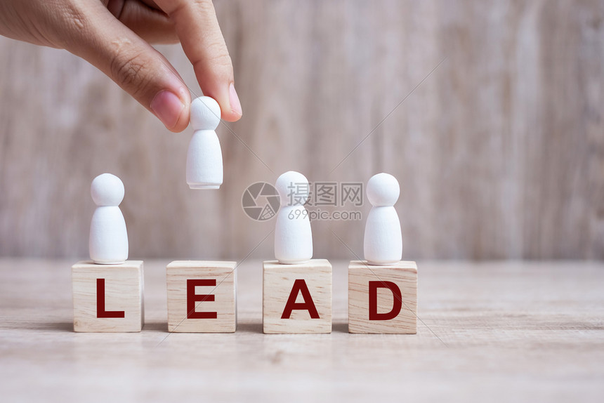 人群用LEAD文本领导业务团队合作和人力资源管理念手握商人在积木建筑上老板人类高清图片下载-正版图片308042384-摄图网