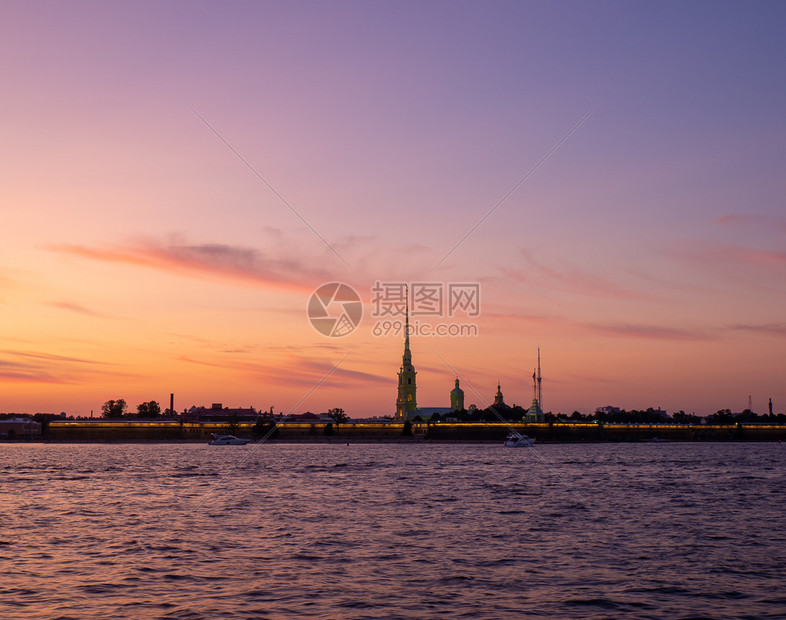 问候有色彼得和保罗堡垒的休丽叶彼得和保罗堡垒对抗日落之彼得和保罗堡垒在红天背景下城市观高清图片下载-正版图片308052685-摄图网