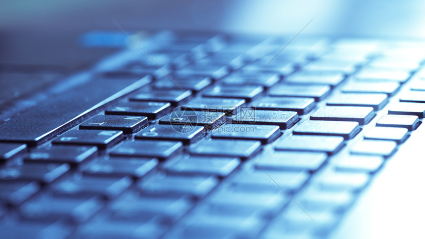 黑色的电离式笔记本脑键盘的视角俄罗斯黑在暗中将服务器打入暗色Backlit键盘计算机细节电子技术在线商业或教育概念摘要图像个人的高清图片下载 ...