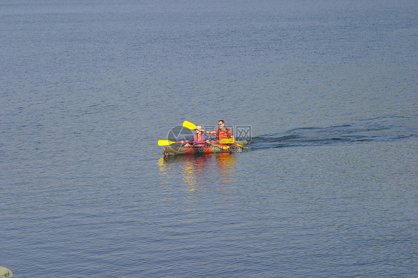 Kayaking 窃听旅游高山皮艇运动天空风景活动闲暇松树行动高清图片下载-正版图片320082592-摄图网