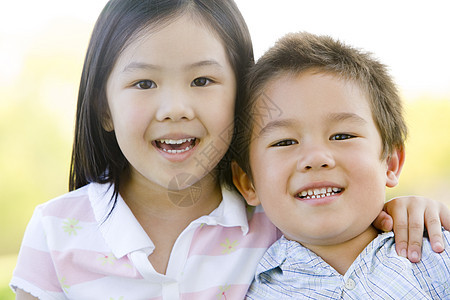 兄妹坐在户外微笑着欢笑兄弟男生孩子姐姐青春期相机兄弟姐妹女性家庭两个人高清图片下载-正版图片320162256-摄图网