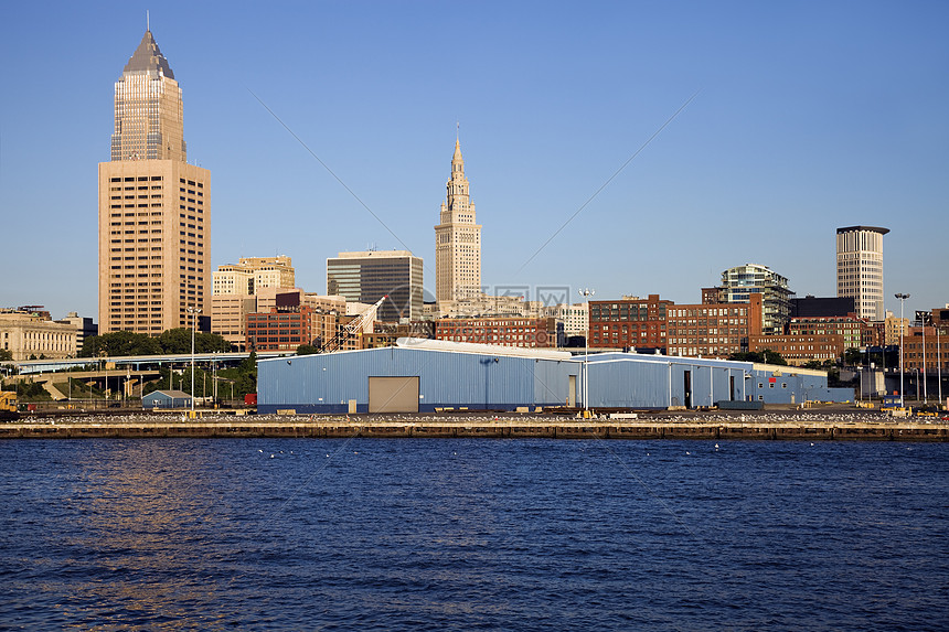 从湖边看到的CADLA和BUILING高清图片下载-正版图片320362757-摄图网