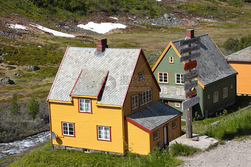 挪威山中颜色之屋Holor house房子天空建筑太阳旅行叶子村庄山脉峡湾池塘高清图片下载-正版图片320517149-摄图网